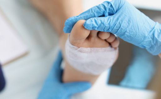 Différents types de pansements et compresses pour pieds en France